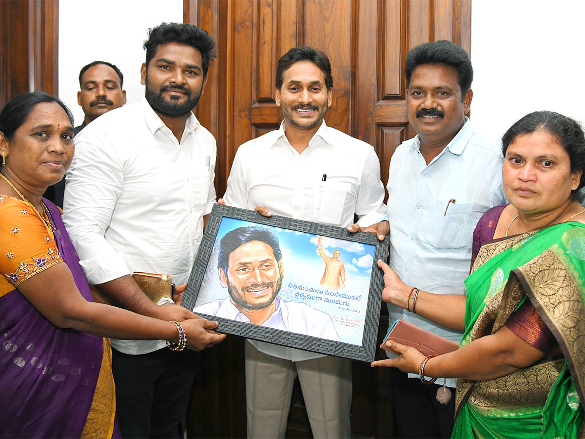 జననేత వైఎస్‌ జగన్‌కు అభిమాన వెల్లువ.. (ఫొటోలు) | YS Jagan Meet YCP Activists And Leaders In ...